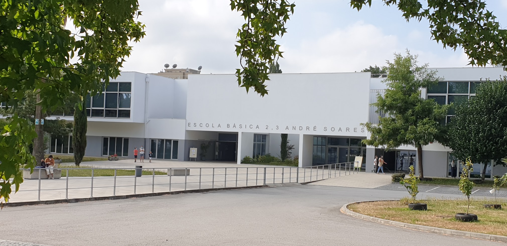 Alunos do 5.º e 7.º ano da André Soares participam em projeto piloto de manuais digitais ...