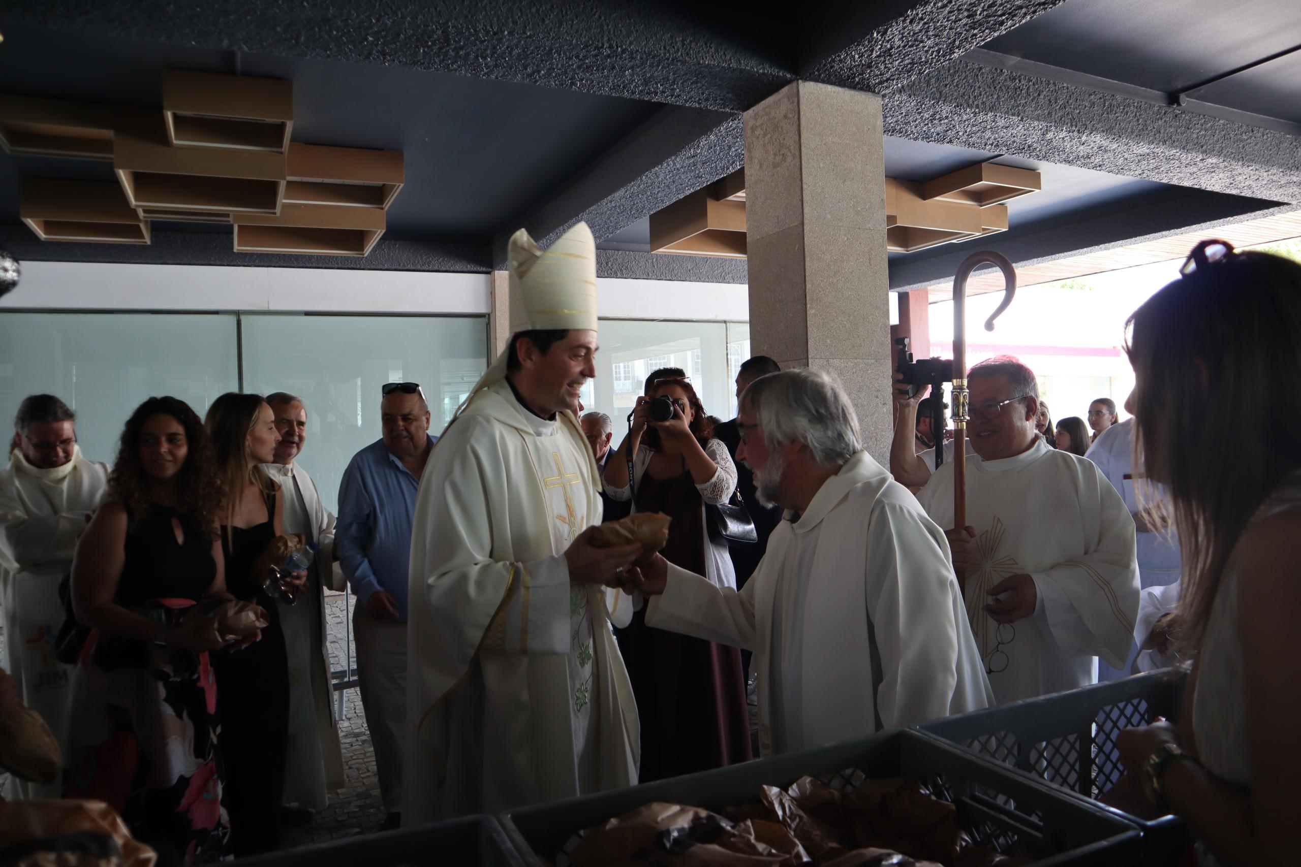 Benção do Pão de Santo António leva tradição e fartura aos lares de ...