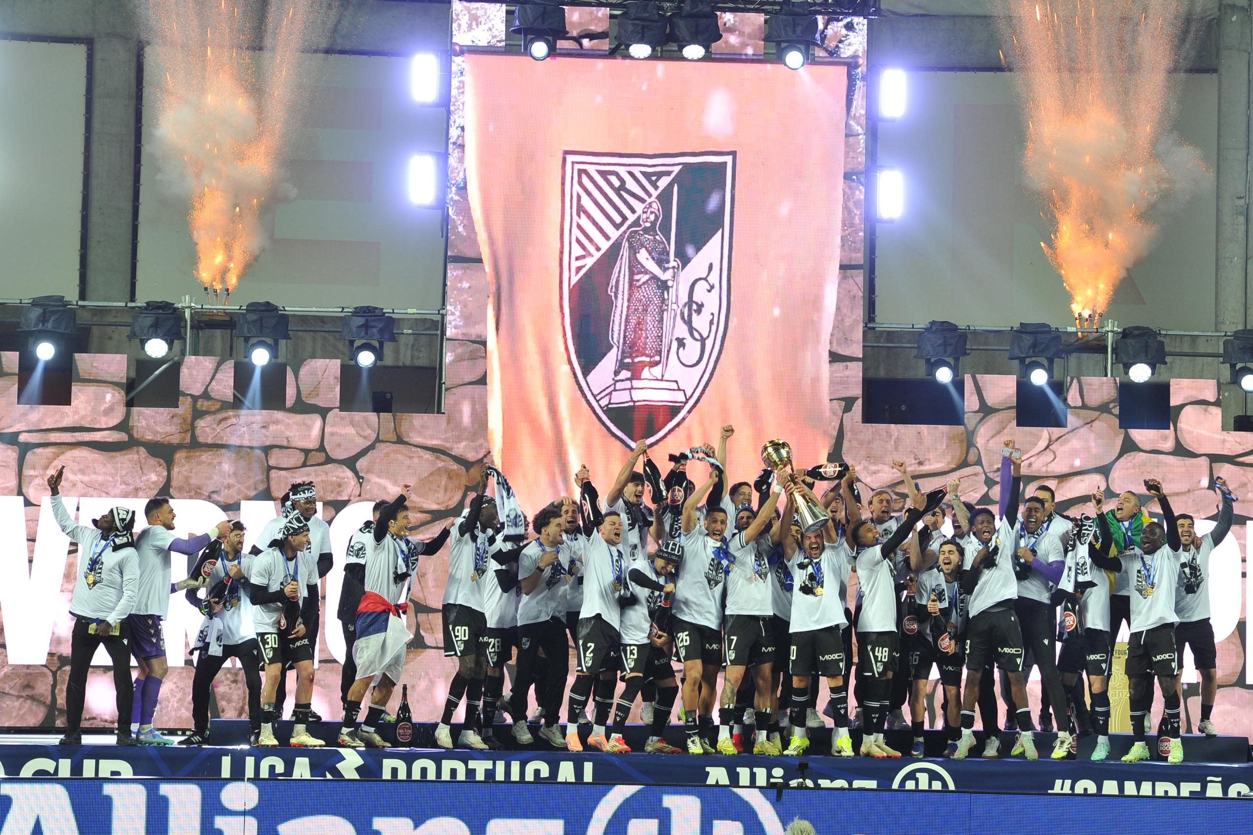 Vitória SC bate rival SC Braga e ergue Taça da Liga pela primeira vez ...